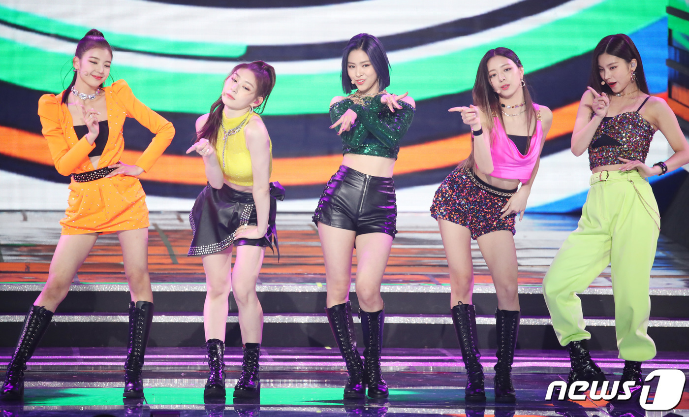 ITZY's Brilliant Performance At The 9th Gaon Music Chart Awards