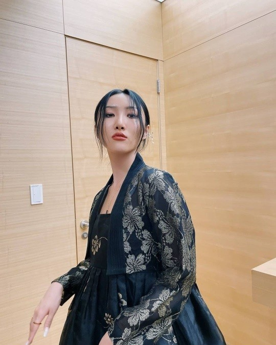 MAMAMOO Hwasa Looks Stunning in Hanbok