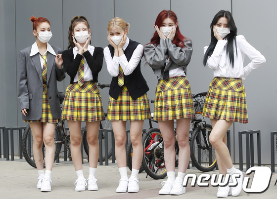 ITZY Members Visit 'Knowing Bros' Set in their School Uniform Outfits