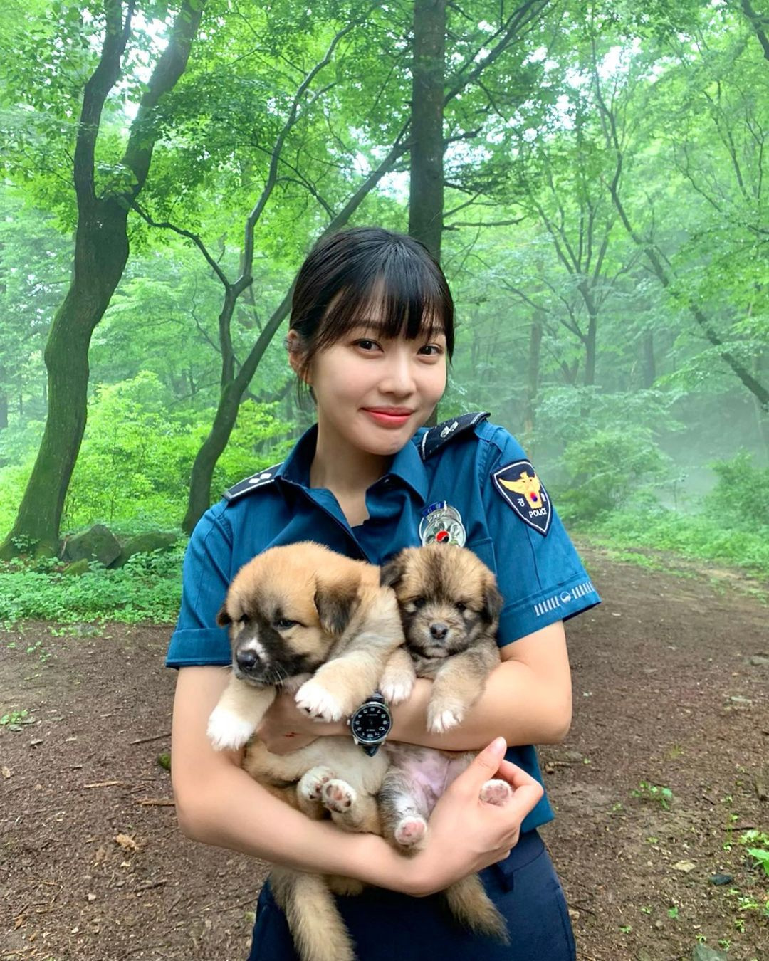 Red Velvet Joy Shows Overwhelming Cuteness of Two Puppies