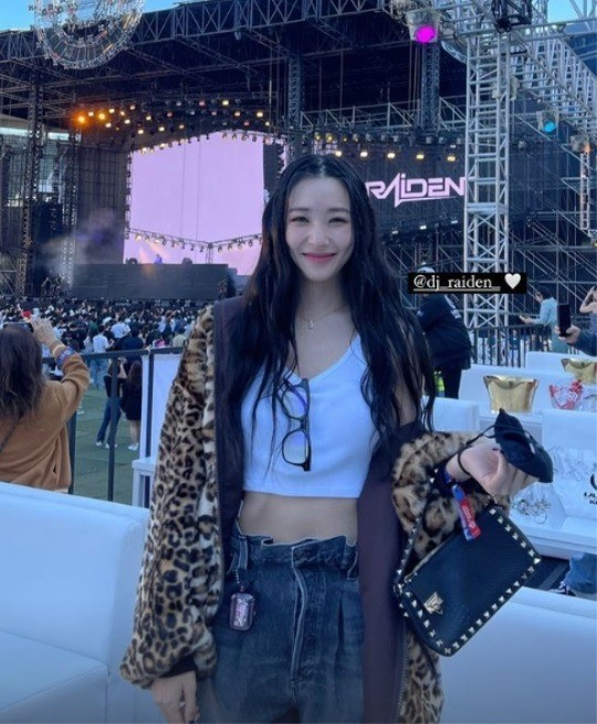 Girls' Generation Tiffany Shows Off Her Slender Body