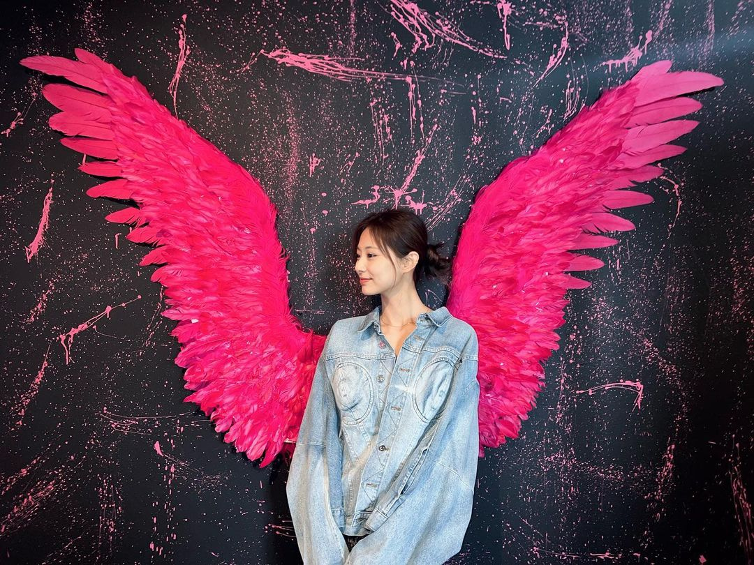 TWICE Tzuyu Flaunts Angel-like Visuals